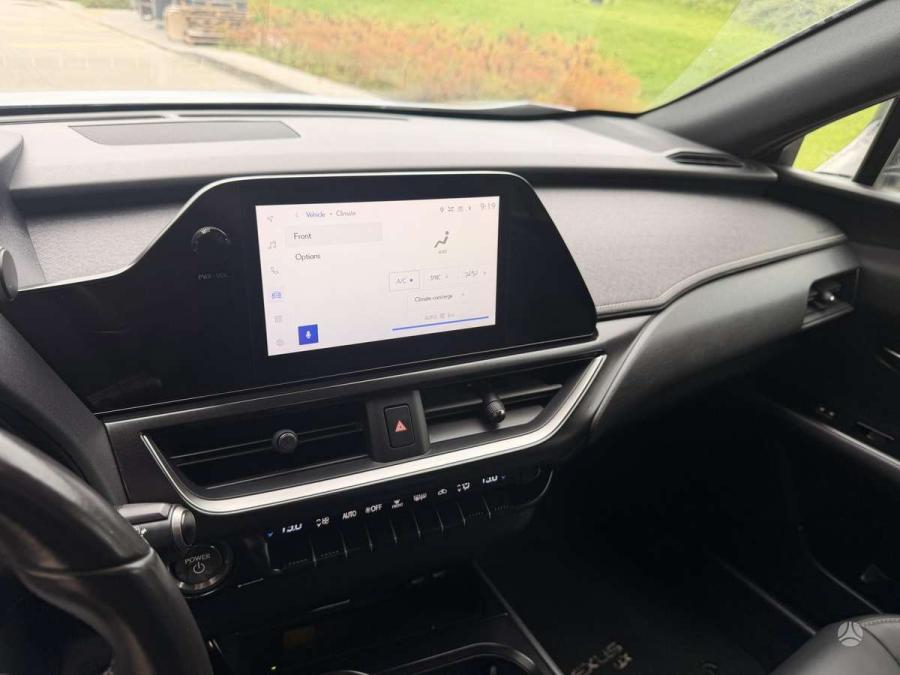 Grey Lexus UX 250h 2024 in Vilnius, with an engine capacity of 1.99 L and mileage of 61 thousand km for 31500 €, photo 43 on AUTOMOTO.COM.LV