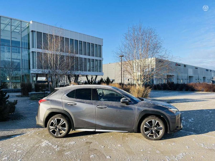 Grey Lexus UX 250h 2019 in Vilnius, with an engine capacity of 1.99 L and mileage of 93 thousand km for 19900 €, photo 4 on AUTOMOTO.COM.LV