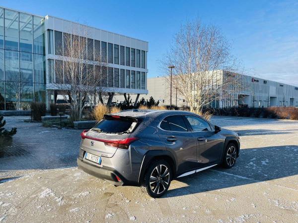 Grey Lexus UX 250h 2019 in Vilnius, with an engine capacity of 1.99 L and mileage of 93 thousand km for 19900 €, photo 5 on AUTOMOTO.COM.LV