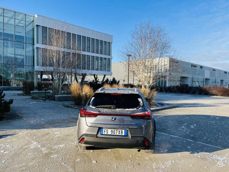 Grey Lexus UX 250h 2019 in Vilnius, with an engine capacity of 1.99 L and mileage of 93 thousand km for 19900 €, photo 6 on AUTOMOTO.COM.LV