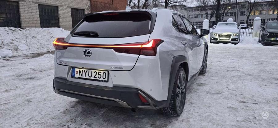 Grey Lexus UX 250h 2019 in Klaipeda, with an engine capacity of 2.00 L and mileage of 95 thousand km for 23500 €, photo 7 on AUTOMOTO.COM.LV