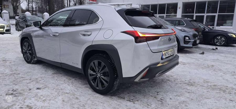 Grey Lexus UX 250h 2019 in Klaipeda, with an engine capacity of 2.00 L and mileage of 95 thousand km for 23500 €, photo 8 on AUTOMOTO.COM.LV