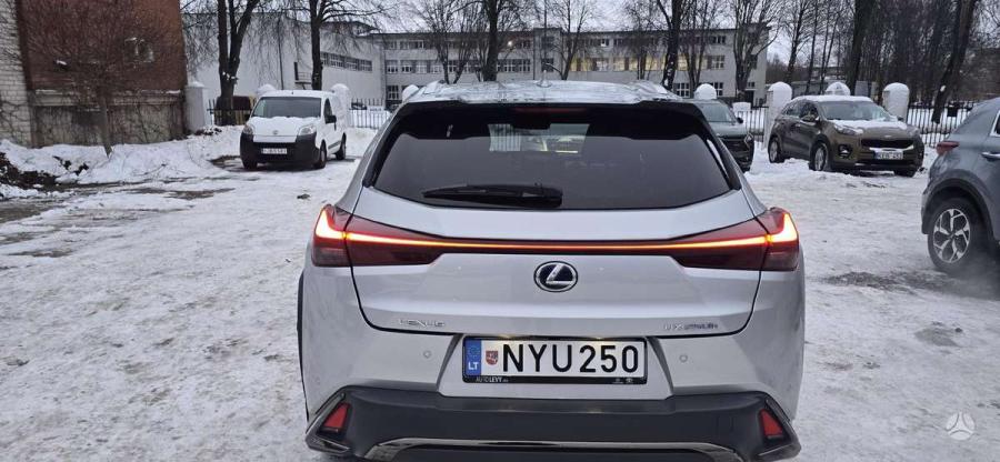 Grey Lexus UX 250h 2019 in Klaipeda, with an engine capacity of 2.00 L and mileage of 95 thousand km for 23500 €, photo 10 on AUTOMOTO.COM.LV