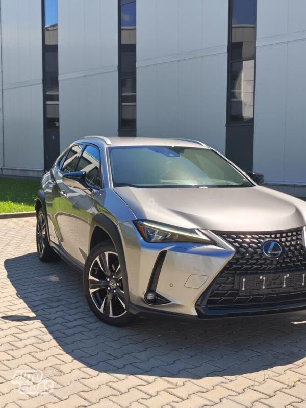 Pelēks Lexus UX 250h 2019 Viļņa, ar dzinēja tilpumu 2.00 L un nobraukumu 71 tūkst. km par 28000 €, foto 3 vietnē AUTOMOTO.COM.LV