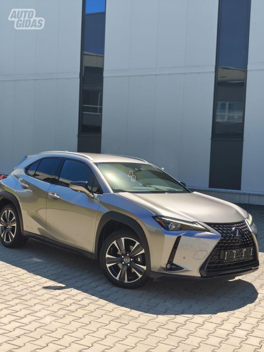 Grey Lexus UX 250h 2019 in Vilnius, with an engine capacity of 2.00 L and mileage of 71 thousand km for 28000 €, photo 3 on AUTOMOTO.COM.LV