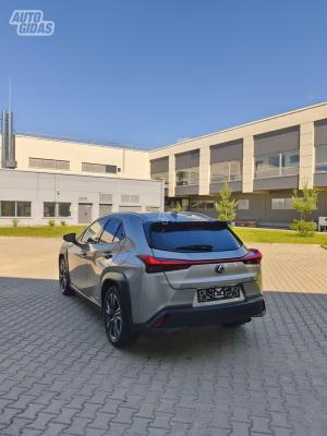 Grey Lexus UX 250h 2019 in Vilnius, with an engine capacity of 2.00 L and mileage of 71 thousand km for 28000 €, photo 7 on AUTOMOTO.COM.LV