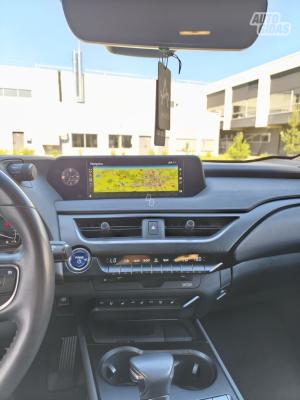 Grey Lexus UX 250h 2019 in Vilnius, with an engine capacity of 2.00 L and mileage of 71 thousand km for 28000 €, photo 11 on AUTOMOTO.COM.LV