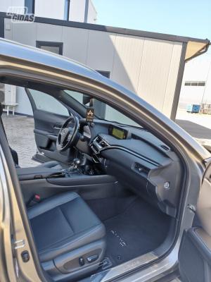Grey Lexus UX 250h 2019 in Vilnius, with an engine capacity of 2.00 L and mileage of 71 thousand km for 28000 €, photo 16 on AUTOMOTO.COM.LV