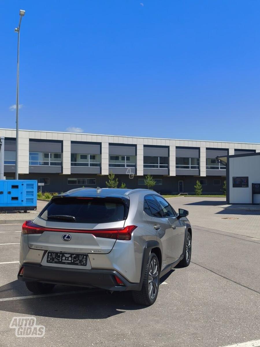 Grey Lexus UX 250h 2019 in Vilnius, with an engine capacity of 2.00 L and mileage of 71 thousand km for 28000 €, photo 17 on AUTOMOTO.COM.LV
