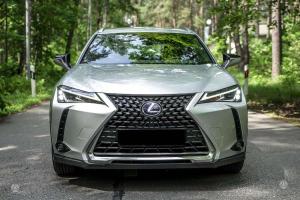Pelēks Lexus UX 250h 2021 Viļņa, ar dzinēja tilpumu 2.00 L un nobraukumu 126 tūkst. km par 23100 €, foto  vietnē AUTOMOTO.COM.LV
