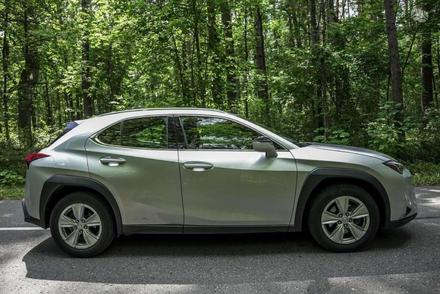 Grey Lexus UX 250h 2021 in Vilnius, with an engine capacity of 2.00 L and mileage of 126 thousand km for 23100 €, photo 3 on AUTOMOTO.COM.LV
