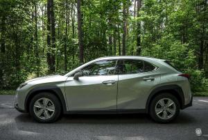 Grey Lexus UX 250h 2021 in Vilnius, with an engine capacity of 2.00 L and mileage of 126 thousand km for 23100 €, photo 4 on AUTOMOTO.COM.LV