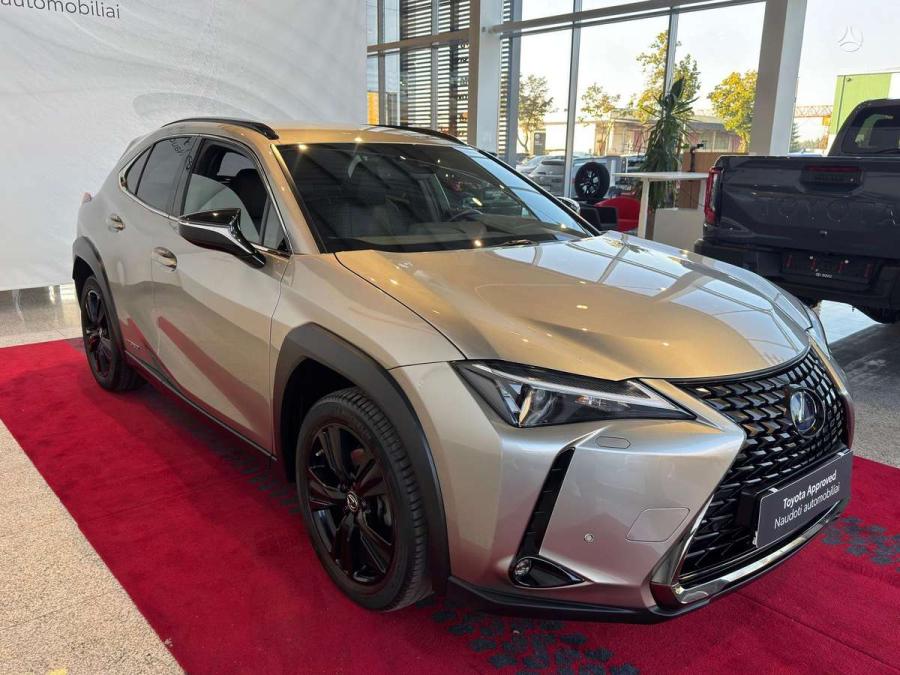 Grey Lexus UX 250h 2021 in Siauliai, with an engine capacity of 1.99 L and mileage of 64 thousand km for 24500 €, photo 3 on AUTOMOTO.COM.LV