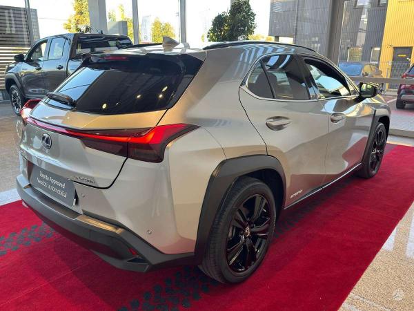 Grey Lexus UX 250h 2021 in Siauliai, with an engine capacity of 1.99 L and mileage of 64 thousand km for 24500 €, photo 7 on AUTOMOTO.COM.LV