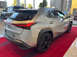 Grey Lexus UX 250h 2021 in Siauliai, with an engine capacity of 1.99 L and mileage of 64 thousand km for 24500 €, photo 7 on AUTOMOTO.COM.LV