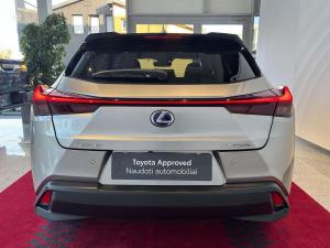 Grey Lexus UX 250h 2021 in Siauliai, with an engine capacity of 1.99 L and mileage of 64 thousand km for 24500 €, photo 8 on AUTOMOTO.COM.LV