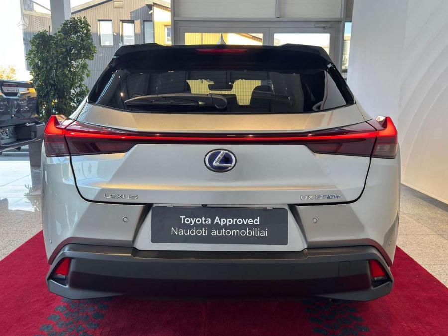 Grey Lexus UX 250h 2021 in Siauliai, with an engine capacity of 1.99 L and mileage of 64 thousand km for 24500 €, photo 8 on AUTOMOTO.COM.LV