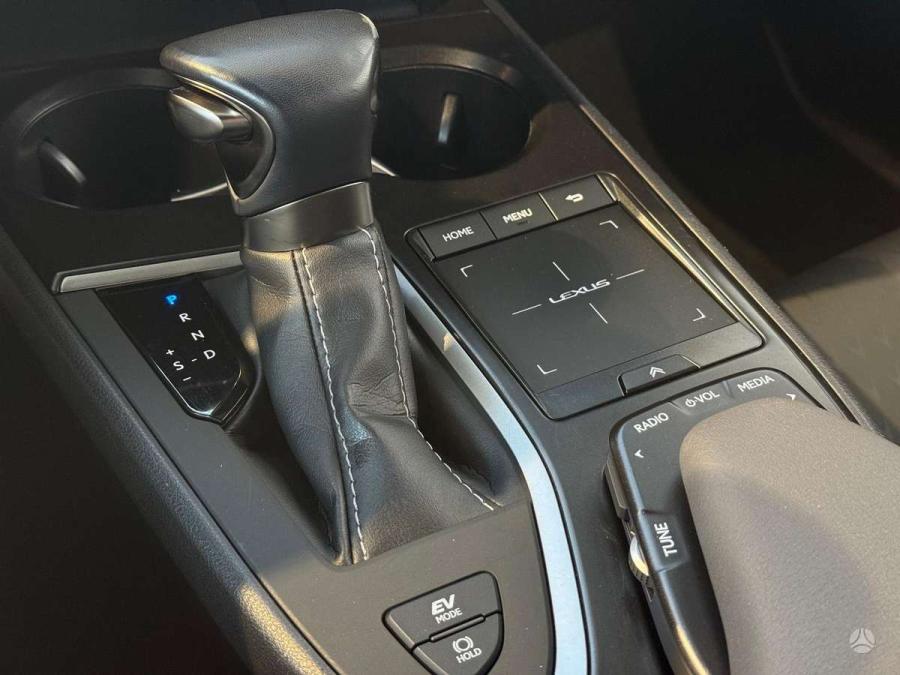 Grey Lexus UX 250h 2021 in Siauliai, with an engine capacity of 1.99 L and mileage of 64 thousand km for 24500 €, photo 20 on AUTOMOTO.COM.LV