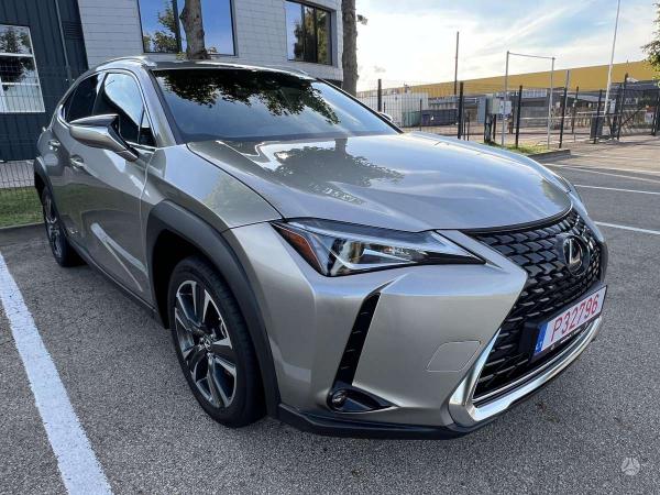 Grey Lexus UX 250h 2022 in Taurage, with an engine capacity of 2.00 L and mileage of 32 thousand km for 24499 €, photo 3 on AUTOMOTO.COM.LV