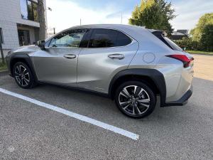 Grey Lexus UX 250h 2022 in Taurage, with an engine capacity of 2.00 L and mileage of 32 thousand km for 24499 €, photo 15 on AUTOMOTO.COM.LV