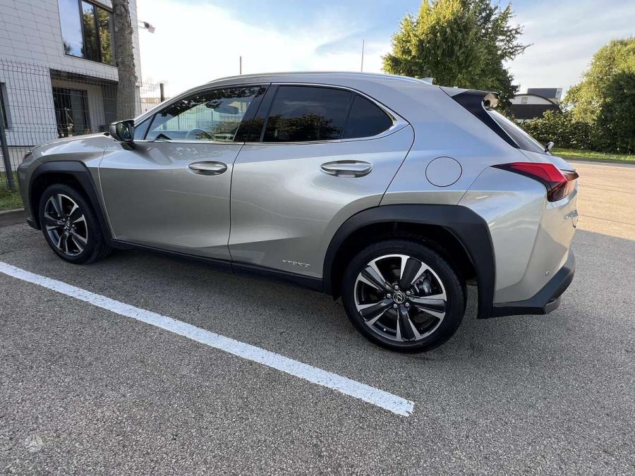 Grey Lexus UX 250h 2022 in Taurage, with an engine capacity of 2.00 L and mileage of 32 thousand km for 24499 €, photo 15 on AUTOMOTO.COM.LV