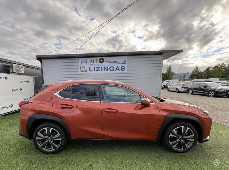 Orange Lexus UX 250h 2019 in Panevezys, with an engine capacity of 1.99 L and mileage of 321 thousand km for 16500 €, photo 5 on AUTOMOTO.COM.LV