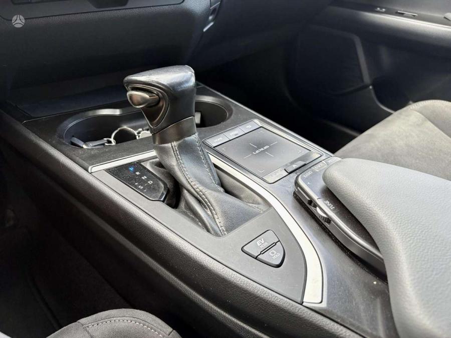 Orange Lexus UX 250h 2019 in Panevezys, with an engine capacity of 1.99 L and mileage of 321 thousand km for 16500 €, photo 18 on AUTOMOTO.COM.LV