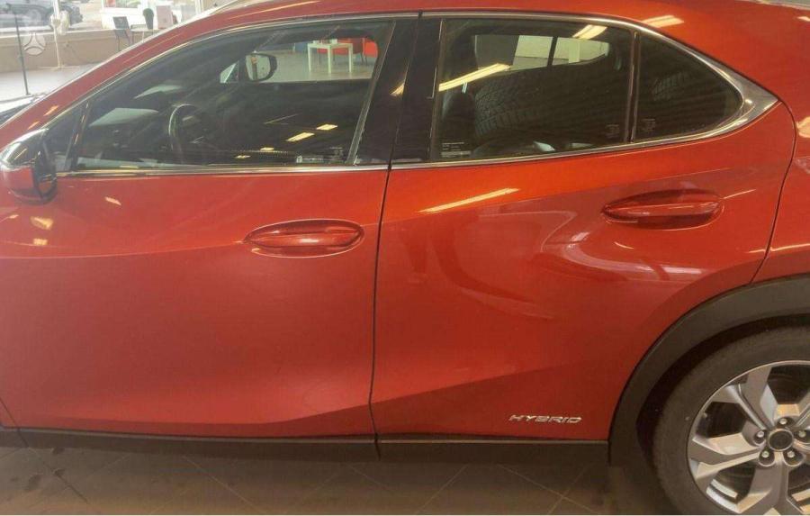 Orange Lexus UX 250h 2019 in Vilnius, with an engine capacity of 1.99 L and mileage of 204 thousand km for 19900 €, photo 4 on AUTOMOTO.COM.LV
