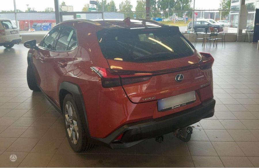 Orange Lexus UX 250h 2019 in Vilnius, with an engine capacity of 1.99 L and mileage of 204 thousand km for 19900 €, photo 5 on AUTOMOTO.COM.LV