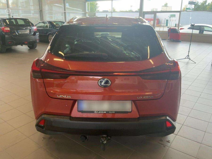 Orange Lexus UX 250h 2019 in Vilnius, with an engine capacity of 1.99 L and mileage of 204 thousand km for 19900 €, photo 6 on AUTOMOTO.COM.LV