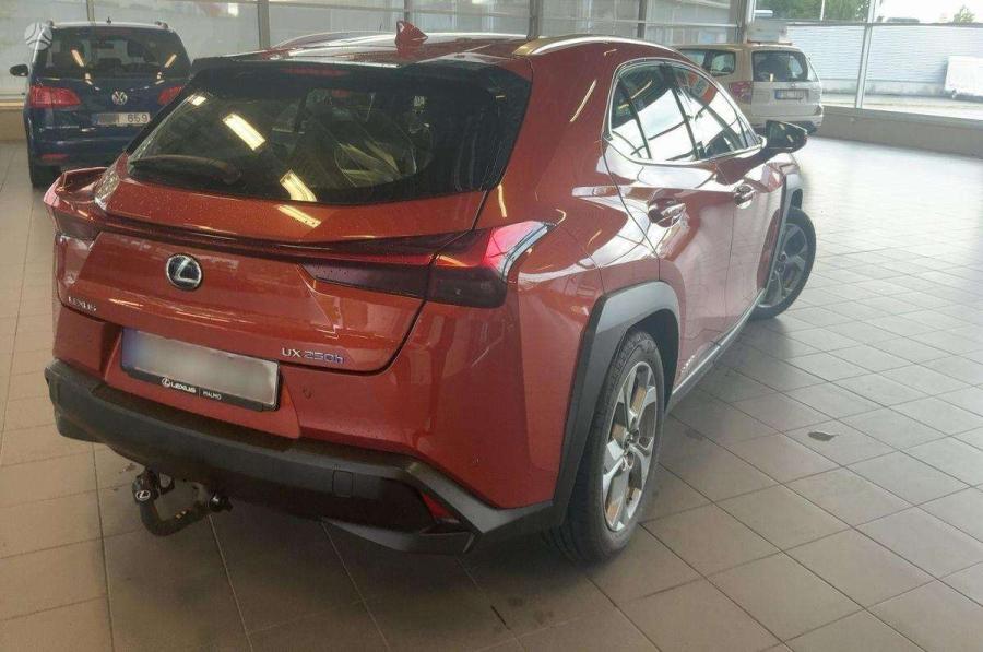 Orange Lexus UX 250h 2019 in Vilnius, with an engine capacity of 1.99 L and mileage of 204 thousand km for 19900 €, photo 7 on AUTOMOTO.COM.LV