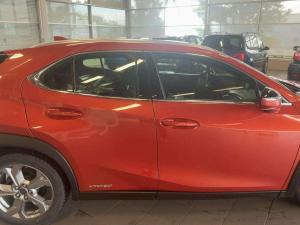 Orange Lexus UX 250h 2019 in Vilnius, with an engine capacity of 1.99 L and mileage of 204 thousand km for 19900 €, photo 8 on AUTOMOTO.COM.LV
