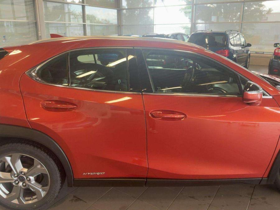 Orange Lexus UX 250h 2019 in Vilnius, with an engine capacity of 1.99 L and mileage of 204 thousand km for 19900 €, photo 8 on AUTOMOTO.COM.LV