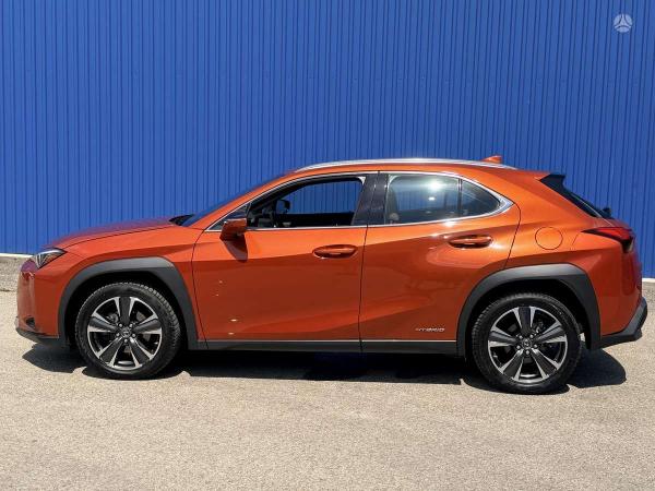 Orange Lexus UX 250h 2022 in Kaunas, with an engine capacity of 1.99 L and mileage of 45 thousand km for 29900 €, photo 7 on AUTOMOTO.COM.LV