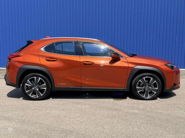 Orange Lexus UX 250h 2022 in Kaunas, with an engine capacity of 1.99 L and mileage of 45 thousand km for 29900 €, photo 8 on AUTOMOTO.COM.LV