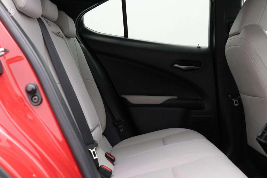 Red Lexus UX 250h 2019 in Vilnius, with an engine capacity of 1.99 L and mileage of 93 thousand km for 25400 €, photo 10 on AUTOMOTO.COM.LV