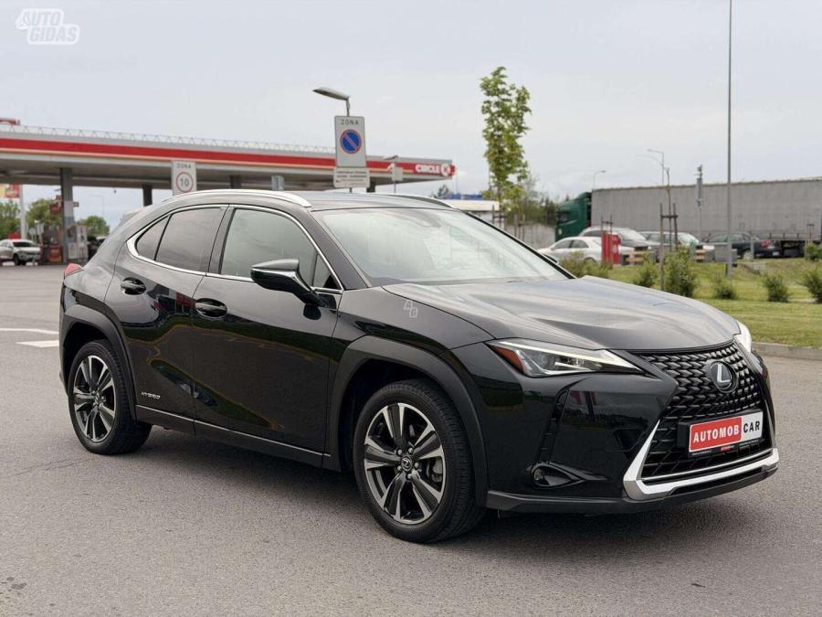 White Lexus UX 250h 2019 in Vilnius, with an engine capacity of 0.00 L and mileage of 135 thousand km for 23500 €, photo 4 on AUTOMOTO.COM.LV