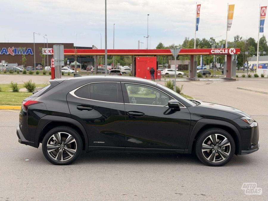 White Lexus UX 250h 2019 in Vilnius, with an engine capacity of 0.00 L and mileage of 135 thousand km for 23500 €, photo 5 on AUTOMOTO.COM.LV