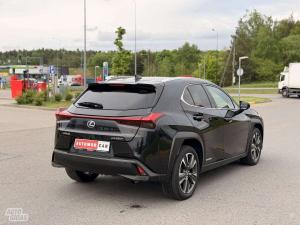 White Lexus UX 250h 2019 in Vilnius, with an engine capacity of 0.00 L and mileage of 135 thousand km for 23500 €, photo 6 on AUTOMOTO.COM.LV