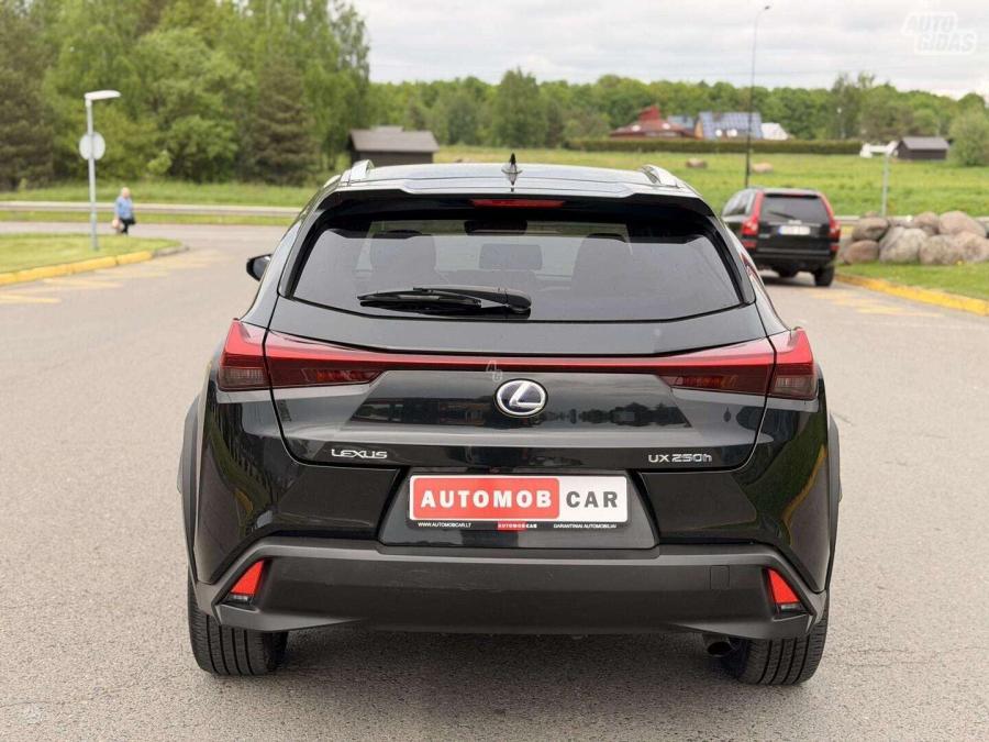 White Lexus UX 250h 2019 in Vilnius, with an engine capacity of 0.00 L and mileage of 135 thousand km for 23500 €, photo 7 on AUTOMOTO.COM.LV