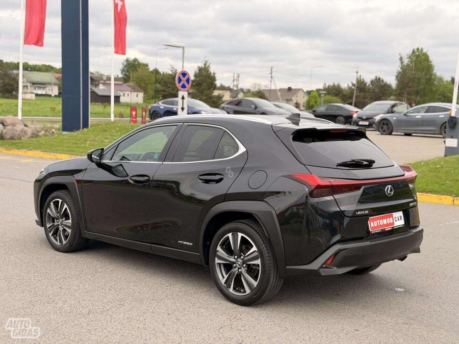 White Lexus UX 250h 2019 in Vilnius, with an engine capacity of 0.00 L and mileage of 135 thousand km for 23500 €, photo 8 on AUTOMOTO.COM.LV