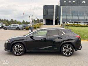 White Lexus UX 250h 2019 in Vilnius, with an engine capacity of 0.00 L and mileage of 135 thousand km for 23500 €, photo 9 on AUTOMOTO.COM.LV