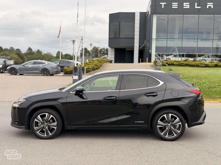 White Lexus UX 250h 2019 in Vilnius, with an engine capacity of 0.00 L and mileage of 135 thousand km for 23500 €, photo 9 on AUTOMOTO.COM.LV