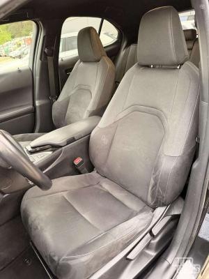 White Lexus UX 250h 2019 in Vilnius, with an engine capacity of 0.00 L and mileage of 135 thousand km for 23500 €, photo 12 on AUTOMOTO.COM.LV
