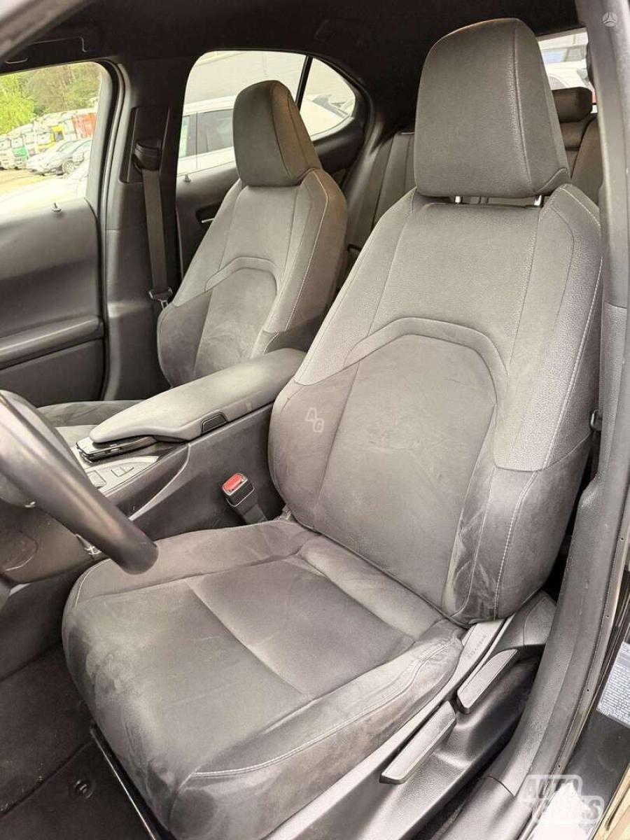 White Lexus UX 250h 2019 in Vilnius, with an engine capacity of 0.00 L and mileage of 135 thousand km for 23500 €, photo 12 on AUTOMOTO.COM.LV