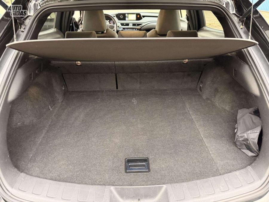 White Lexus UX 250h 2019 in Vilnius, with an engine capacity of 0.00 L and mileage of 135 thousand km for 23500 €, photo 14 on AUTOMOTO.COM.LV