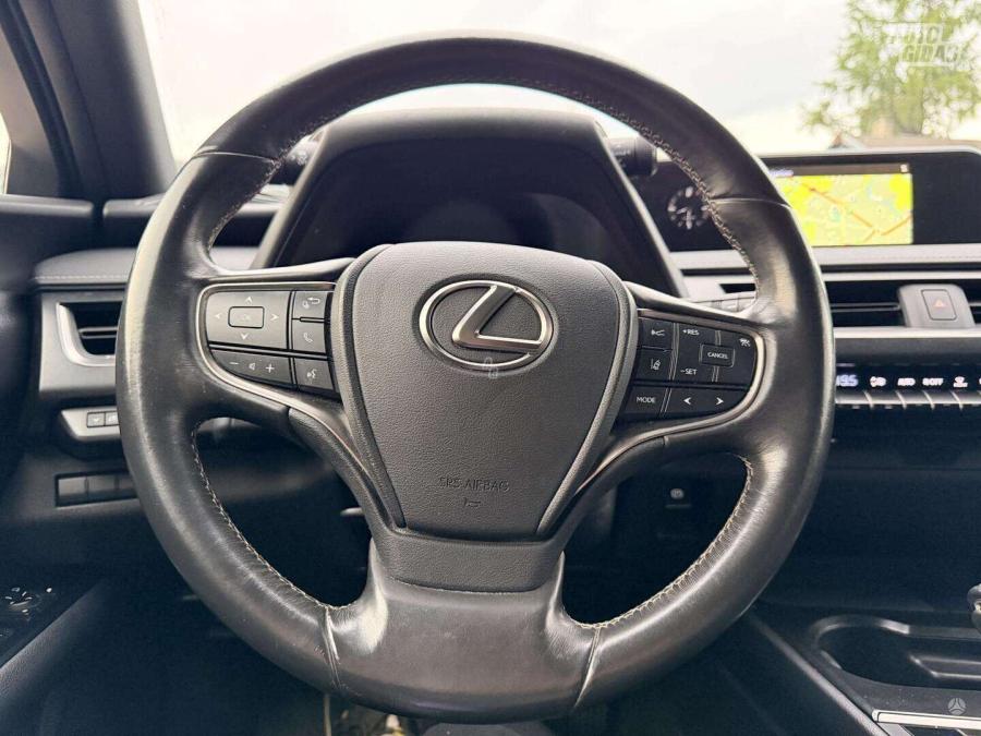 White Lexus UX 250h 2019 in Vilnius, with an engine capacity of 0.00 L and mileage of 135 thousand km for 23500 €, photo 18 on AUTOMOTO.COM.LV