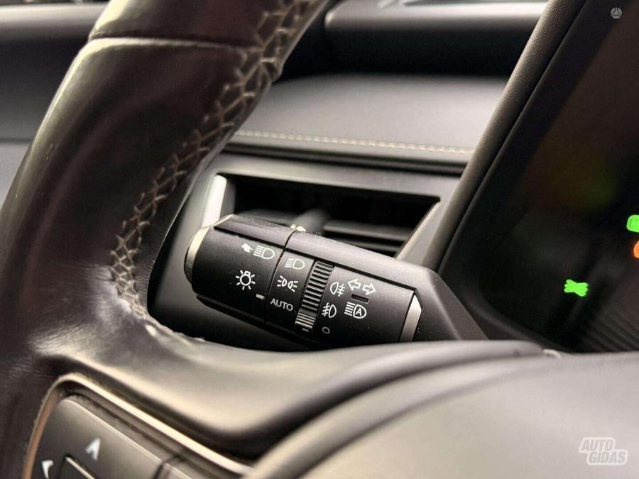 White Lexus UX 250h 2019 in Vilnius, with an engine capacity of 0.00 L and mileage of 135 thousand km for 23500 €, photo 22 on AUTOMOTO.COM.LV