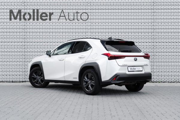 White Lexus UX 250h 2019 in Marupe, with an engine capacity of 2.00 L and mileage of 134 thousand km for 20450 €, photo 3 on AUTOMOTO.COM.LV