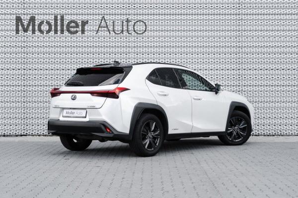 White Lexus UX 250h 2019 in Marupe, with an engine capacity of 2.00 L and mileage of 134 thousand km for 20450 €, photo 4 on AUTOMOTO.COM.LV